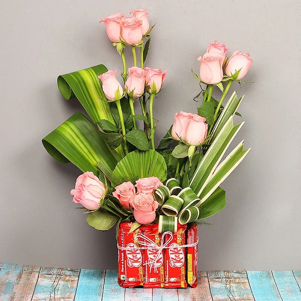 Order Pink Rose and Kitkat online | Get same day delivery PAN India in ...
