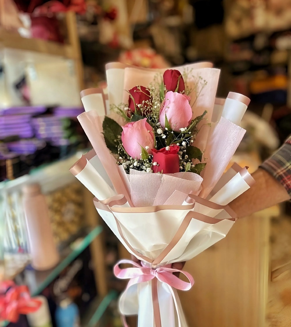 Order Perfect Floral Love 5 Roses Bouquet online | Get same day ...